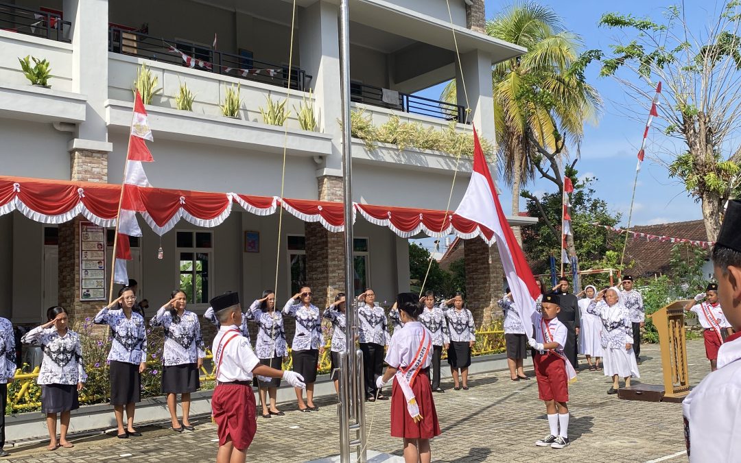 Upacara Bendera HUT Ke-80 RI SD Fransiskus Pringsewu | SD Fransiskus ...